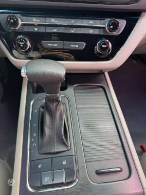 Grey Kia Carnival 2018 in Vilnius, with an engine capacity of 2.20 L and mileage of 126 thousand km for 9000 €, photo 16 on AUTOMOTO.COM.LV