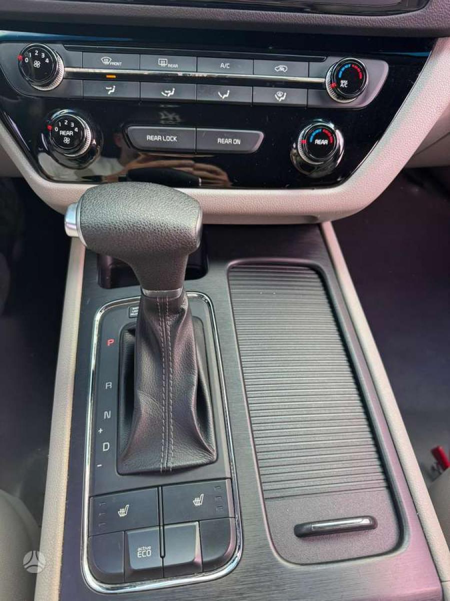 Grey Kia Carnival 2018 in Vilnius, with an engine capacity of 2.20 L and mileage of 126 thousand km for 9000 €, photo 16 on AUTOMOTO.COM.LV