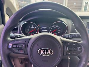 Grey Kia Carnival 2018 in Vilnius, with an engine capacity of 2.20 L and mileage of 126 thousand km for 9000 €, photo 18 on AUTOMOTO.COM.LV