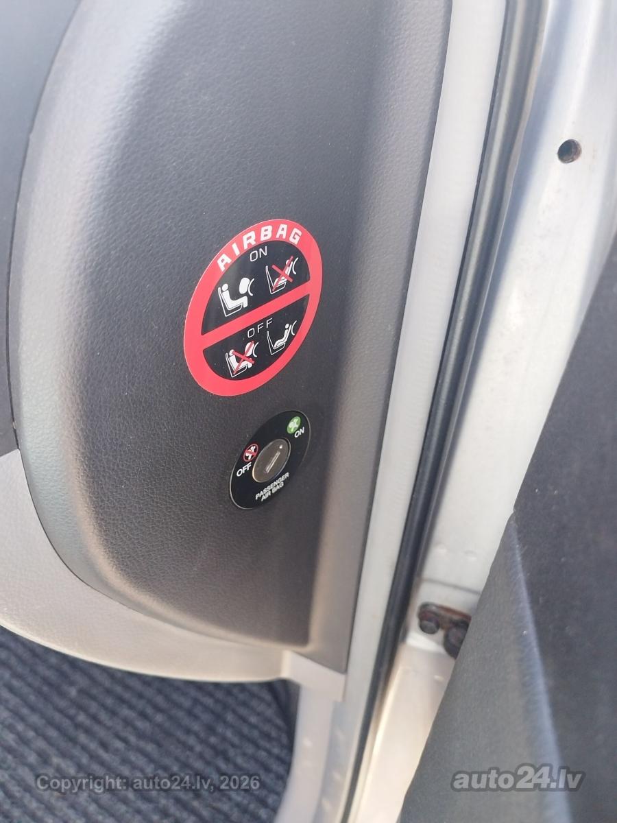 Pelēks Kia Carnival 2006 Rapla, ar dzinēja tilpumu 2.90 L un nobraukumu 0 tūkst. km par 650 €, foto 14 vietnē AUTOMOTO.COM.LV