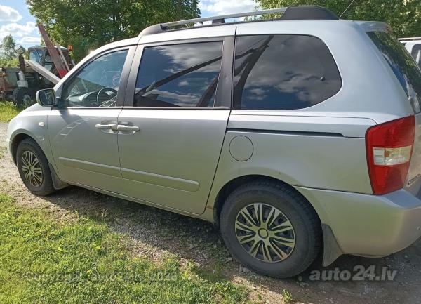 Grey Kia Carnival 2007 in Parnu, with an engine capacity of 2.90 L and mileage of 263 thousand km for 1100 €, photo 4 on AUTOMOTO.COM.LV