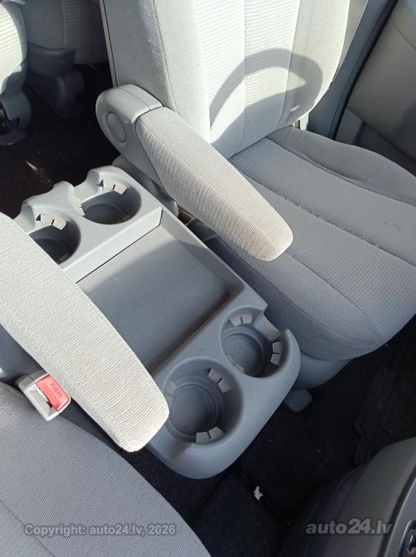 Grey Kia Carnival 2007 in Parnu, with an engine capacity of 2.90 L and mileage of 263 thousand km for 1100 €, photo 5 on AUTOMOTO.COM.LV