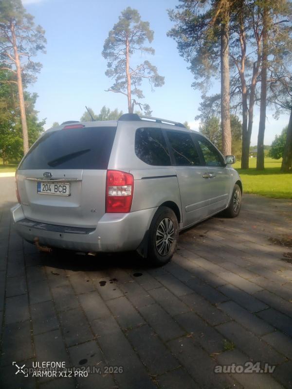 Grey Kia Carnival 2007 in Rapla, with an engine capacity of 2.90 L and mileage of 260 thousand km for 999 €, photo 4 on AUTOMOTO.COM.LV