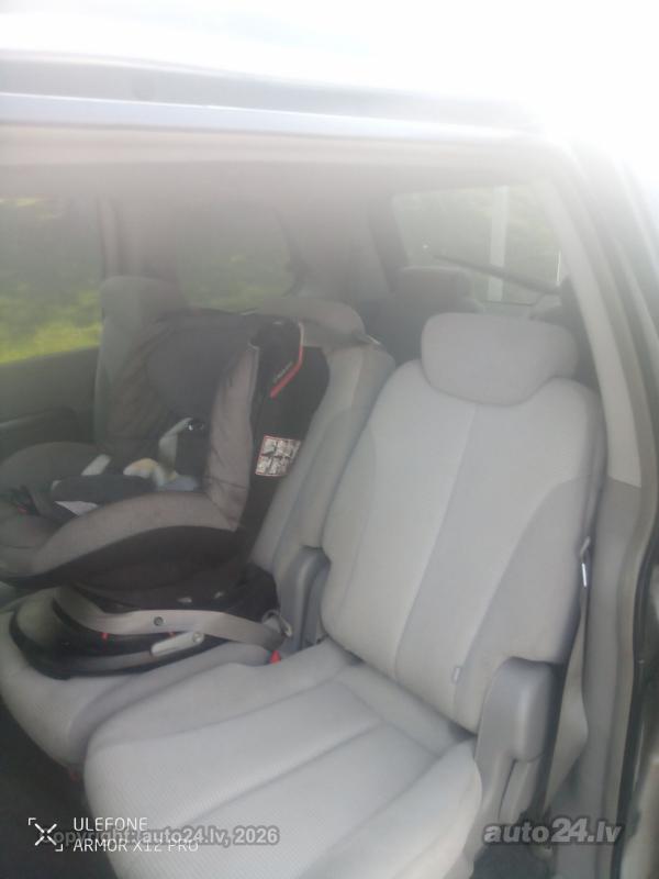 Grey Kia Carnival 2007 in Rapla, with an engine capacity of 2.90 L and mileage of 260 thousand km for 999 €, photo 5 on AUTOMOTO.COM.LV