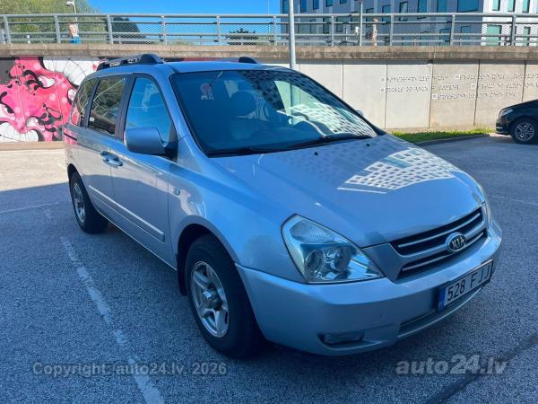 Grey Kia Carnival 2009 in Tartu, with an engine capacity of 2.90 L and mileage of 215 thousand km for 2499 €, photo 1 on AUTOMOTO.COM.LV
