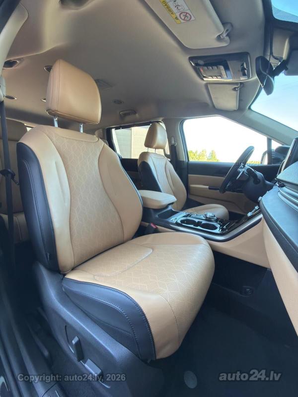 Grey Kia Carnival 2021 in Tallinn, with an engine capacity of 0.00 L and mileage of 139 thousand km for 33900 €, photo 7 on AUTOMOTO.COM.LV