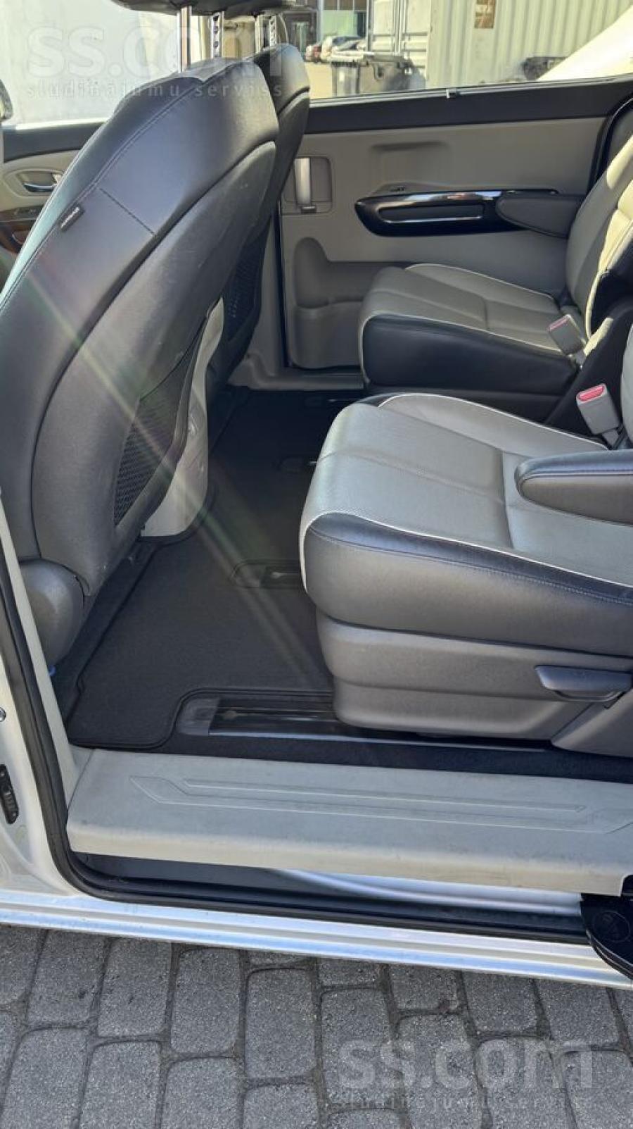 Kia Carnival 2015 in Jurmala, with an engine capacity of 3.30 L and mileage of 174 thousand km for 11200 €, photo 10 on AUTOMOTO.COM.LV