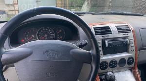 Red Kia Carnival 2006 in Preili, with an engine capacity of 2.90 L and mileage of 159 thousand km for 1900 €, photo 8 on AUTOMOTO.COM.LV