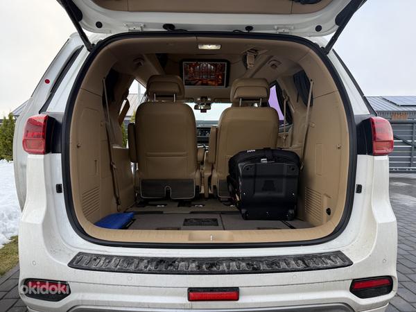 White Kia Carnival 2019 in Tallinn, with an engine capacity of 2.20 L and mileage of 90 thousand km for 33000 €, photo 6 on AUTOMOTO.COM.LV
