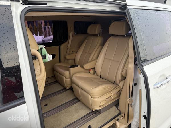 White Kia Carnival 2019 in Tallinn, with an engine capacity of 2.20 L and mileage of 90 thousand km for 33000 €, photo 8 on AUTOMOTO.COM.LV