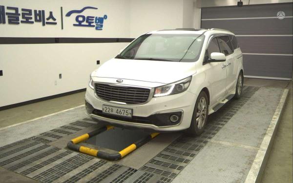 Kia Carnival 2017 KauÅa vietnÄ Balts Kia Carnival 2017 KauÅa, ar dzinÄja tilpumu 2.20 L un nobraukumu 180 tÅ«kst. km par 11200 ā¬, foto 3 vietnÄ AUTOMOTO.COM.LV