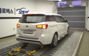 Balts Kia Carnival 2017 Kauņa, ar dzinēja tilpumu 2.20 L un nobraukumu 180 tūkst. km par 11200 €, foto 4 vietnē AUTOMOTO.COM.LV