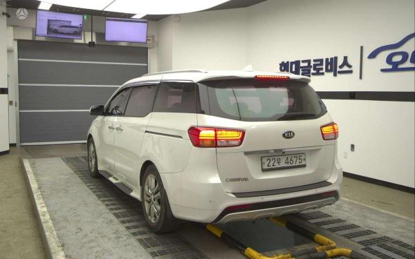 Kia Carnival 2017 KauÅa vietnÄ Balts Kia Carnival 2017 KauÅa, ar dzinÄja tilpumu 2.20 L un nobraukumu 180 tÅ«kst. km par 11200 ā¬, foto 5 vietnÄ AUTOMOTO.COM.LV