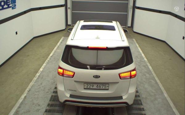 Kia Carnival 2017 KauÅa vietnÄ Balts Kia Carnival 2017 KauÅa, ar dzinÄja tilpumu 2.20 L un nobraukumu 180 tÅ«kst. km par 11200 ā¬, foto 6 vietnÄ AUTOMOTO.COM.LV