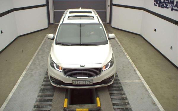 Kia Carnival 2017 KauÅa vietnÄ Balts Kia Carnival 2017 KauÅa, ar dzinÄja tilpumu 2.20 L un nobraukumu 180 tÅ«kst. km par 11200 ā¬, foto 7 vietnÄ AUTOMOTO.COM.LV