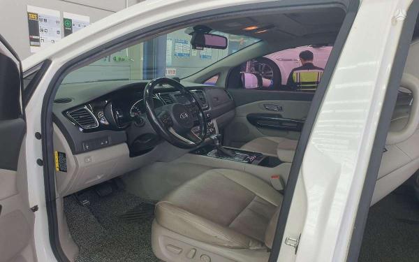 Kia Carnival 2017 KauÅa vietnÄ Balts Kia Carnival 2017 KauÅa, ar dzinÄja tilpumu 2.20 L un nobraukumu 180 tÅ«kst. km par 11200 ā¬, foto 8 vietnÄ AUTOMOTO.COM.LV