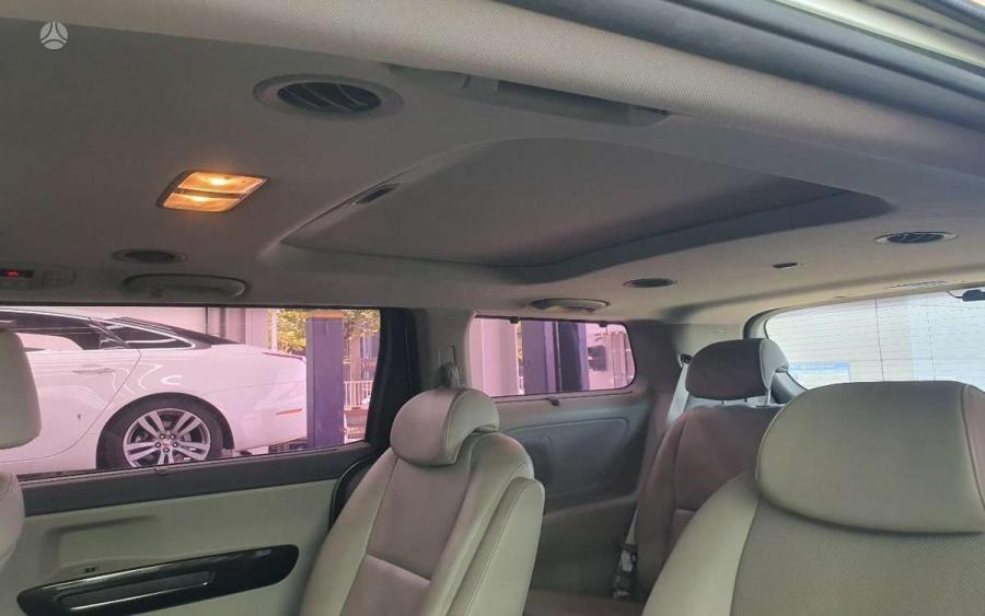 Balts Kia Carnival 2017 Kauņa, ar dzinēja tilpumu 2.20 L un nobraukumu 180 tūkst. km par 11200 €, foto 9 vietnē AUTOMOTO.COM.LV