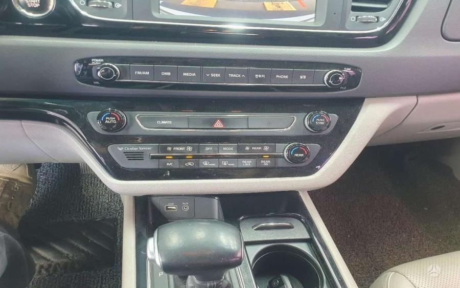 Balts Kia Carnival 2017 Kauņa, ar dzinēja tilpumu 2.20 L un nobraukumu 180 tūkst. km par 11200 €, foto 14 vietnē AUTOMOTO.COM.LV