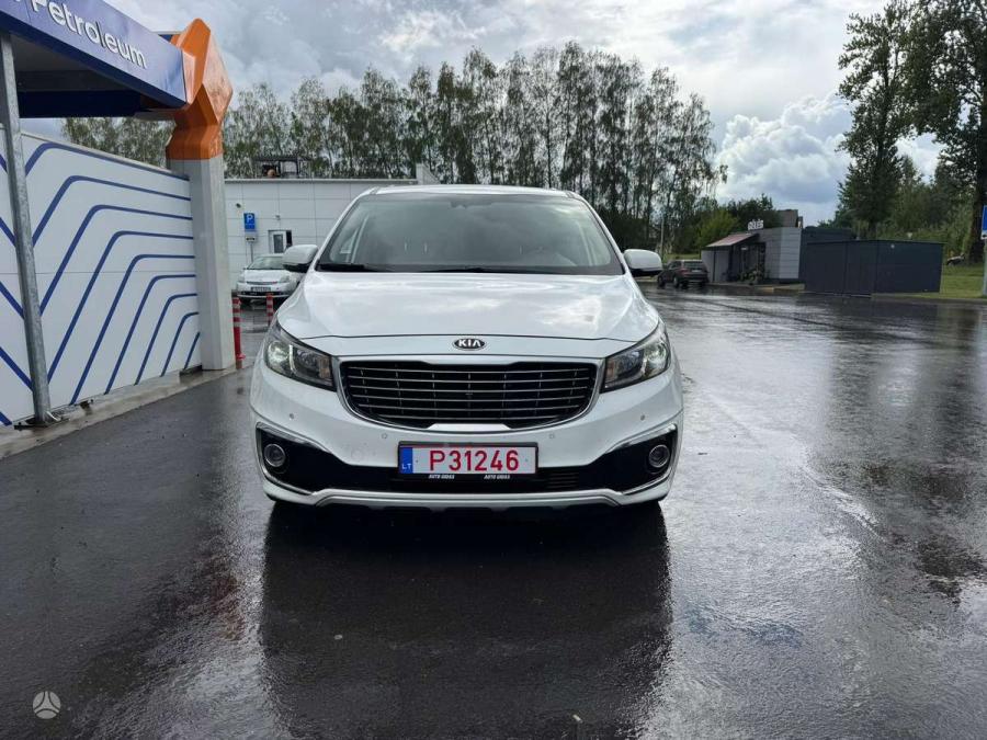 White Kia Carnival 2018 in Vilnius, with an engine capacity of 2.20 L and mileage of 216 thousand km for 10500 €, photo 3 on AUTOMOTO.COM.LV