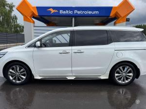 White Kia Carnival 2018 in Vilnius, with an engine capacity of 2.20 L and mileage of 216 thousand km for 10500 €, photo 4 on AUTOMOTO.COM.LV