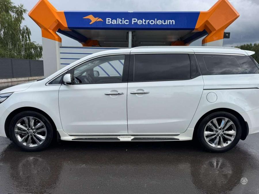 White Kia Carnival 2018 in Vilnius, with an engine capacity of 2.20 L and mileage of 216 thousand km for 10500 €, photo 4 on AUTOMOTO.COM.LV