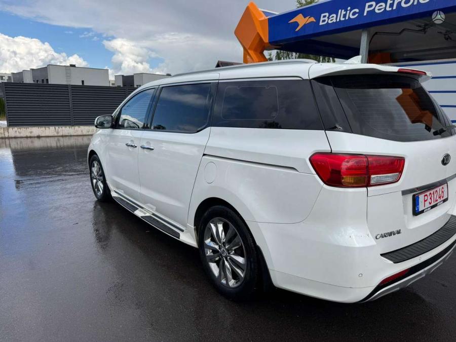 White Kia Carnival 2018 in Vilnius, with an engine capacity of 2.20 L and mileage of 216 thousand km for 10500 €, photo 5 on AUTOMOTO.COM.LV