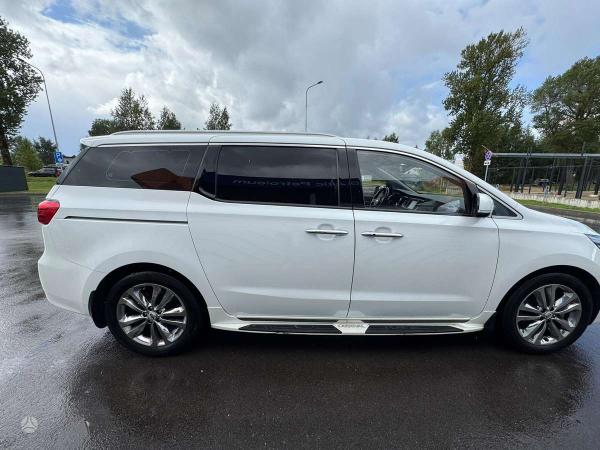 White Kia Carnival 2018 in Vilnius, with an engine capacity of 2.20 L and mileage of 216 thousand km for 10500 €, photo 5 on AUTOMOTO.COM.LV