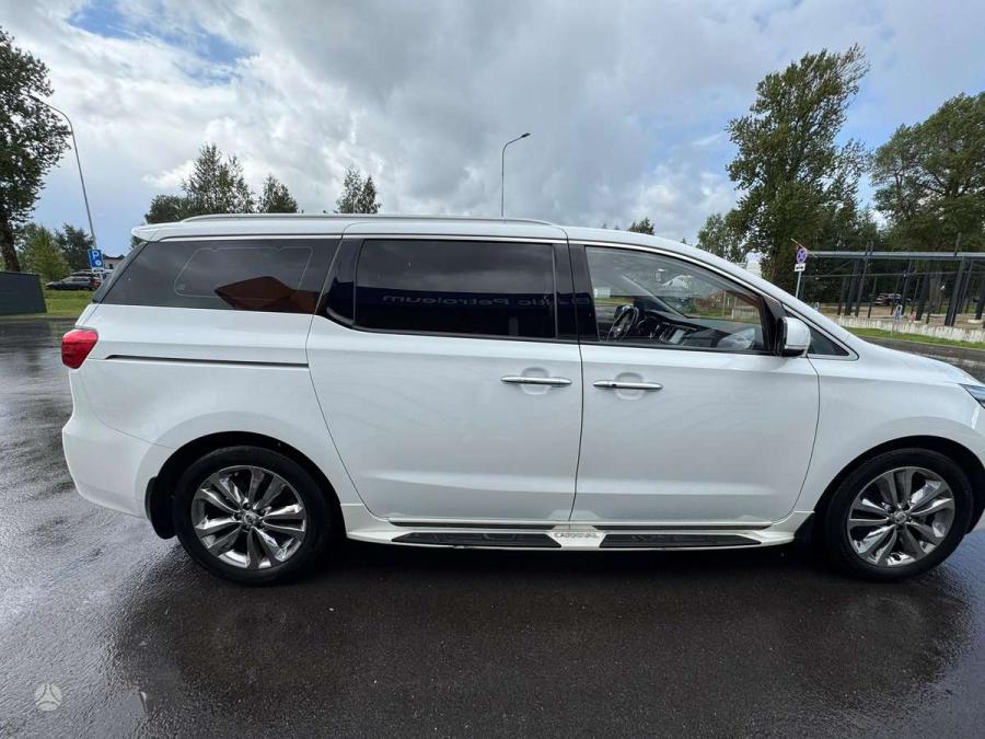White Kia Carnival 2018 in Vilnius, with an engine capacity of 2.20 L and mileage of 216 thousand km for 10500 €, photo 6 on AUTOMOTO.COM.LV