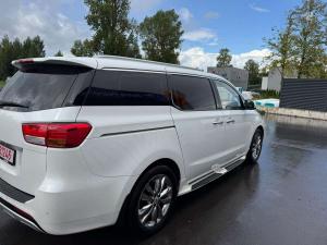 White Kia Carnival 2018 in Vilnius, with an engine capacity of 2.20 L and mileage of 216 thousand km for 10500 €, photo 7 on AUTOMOTO.COM.LV