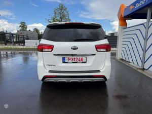 White Kia Carnival 2018 in Vilnius, with an engine capacity of 2.20 L and mileage of 216 thousand km for 10500 €, photo 8 on AUTOMOTO.COM.LV