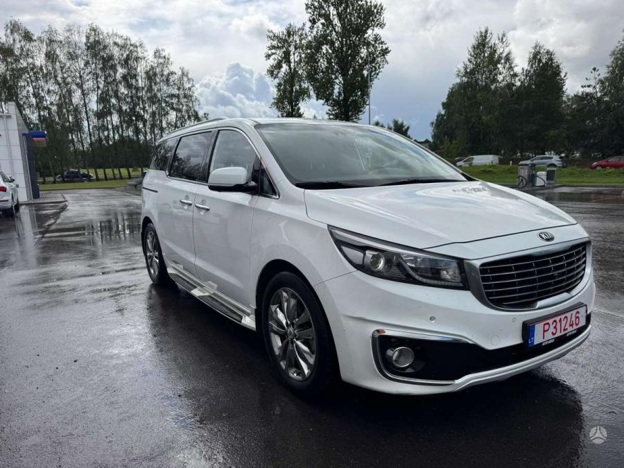 White Kia Carnival 2018 in Vilnius, with an engine capacity of 2.20 L and mileage of 216 thousand km for 10500 €, photo 9 on AUTOMOTO.COM.LV
