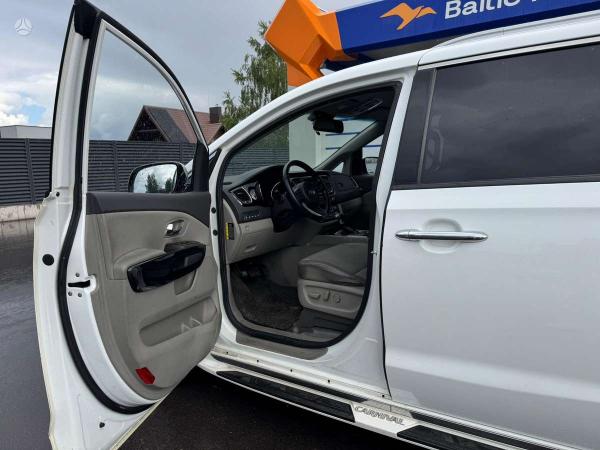 White Kia Carnival 2018 in Vilnius, with an engine capacity of 2.20 L and mileage of 216 thousand km for 10500 €, photo 9 on AUTOMOTO.COM.LV