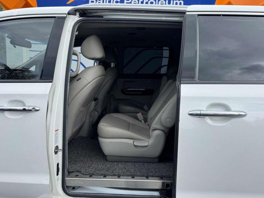 White Kia Carnival 2018 in Vilnius, with an engine capacity of 2.20 L and mileage of 216 thousand km for 10500 €, photo 11 on AUTOMOTO.COM.LV