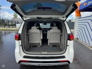 White Kia Carnival 2018 in Vilnius, with an engine capacity of 2.20 L and mileage of 216 thousand km for 10500 €, photo 13 on AUTOMOTO.COM.LV