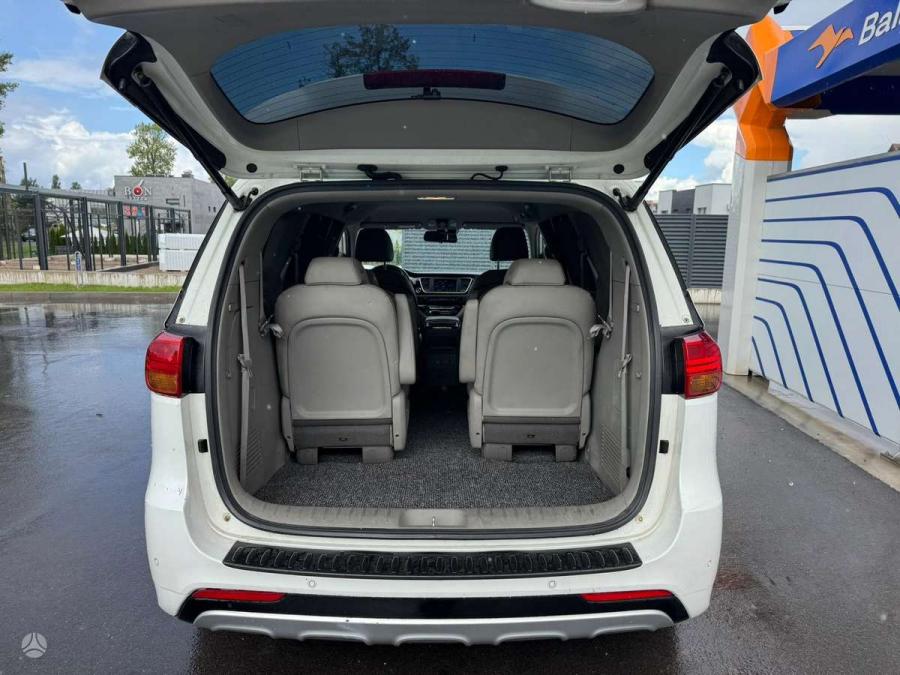 White Kia Carnival 2018 in Vilnius, with an engine capacity of 2.20 L and mileage of 216 thousand km for 10500 €, photo 13 on AUTOMOTO.COM.LV