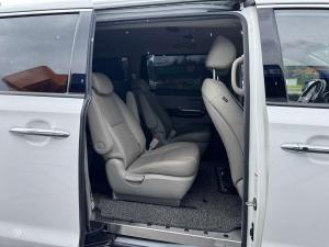 White Kia Carnival 2018 in Vilnius, with an engine capacity of 2.20 L and mileage of 216 thousand km for 10500 €, photo 15 on AUTOMOTO.COM.LV