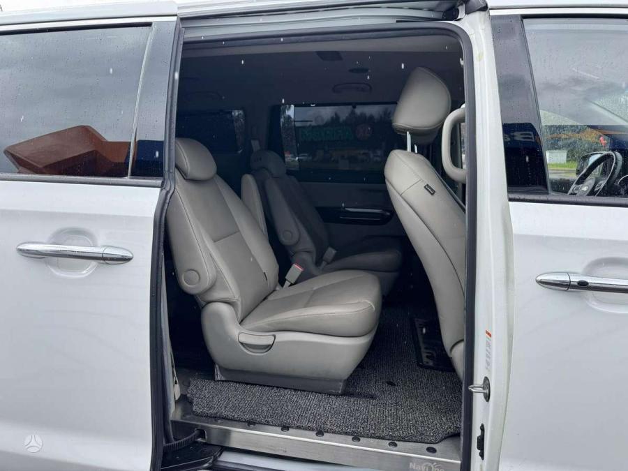 White Kia Carnival 2018 in Vilnius, with an engine capacity of 2.20 L and mileage of 216 thousand km for 10500 €, photo 15 on AUTOMOTO.COM.LV