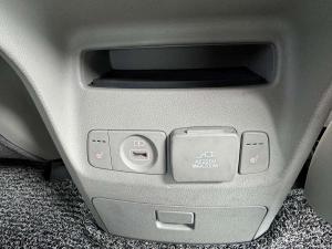 White Kia Carnival 2018 in Vilnius, with an engine capacity of 2.20 L and mileage of 216 thousand km for 10500 €, photo 16 on AUTOMOTO.COM.LV