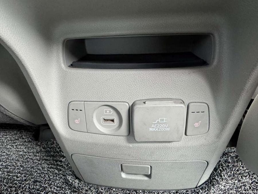 White Kia Carnival 2018 in Vilnius, with an engine capacity of 2.20 L and mileage of 216 thousand km for 10500 €, photo 16 on AUTOMOTO.COM.LV