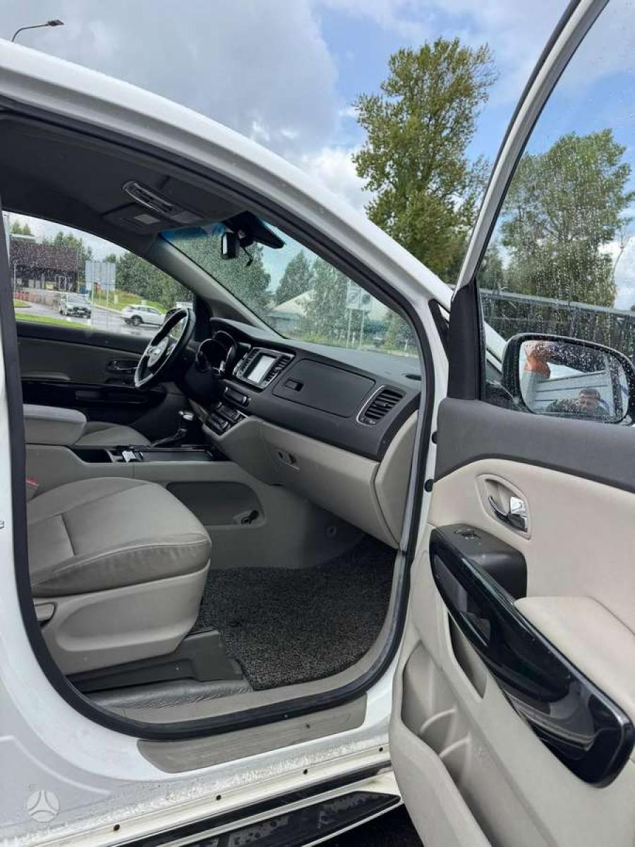 White Kia Carnival 2018 in Vilnius, with an engine capacity of 2.20 L and mileage of 216 thousand km for 10500 €, photo 17 on AUTOMOTO.COM.LV