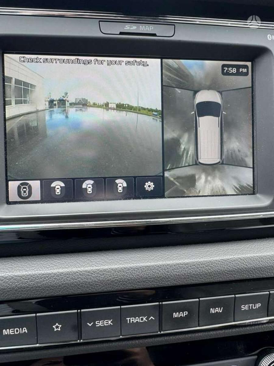 White Kia Carnival 2018 in Vilnius, with an engine capacity of 2.20 L and mileage of 216 thousand km for 10500 €, photo 18 on AUTOMOTO.COM.LV
