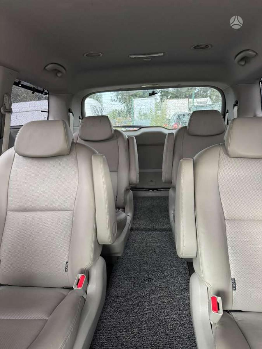 White Kia Carnival 2018 in Vilnius, with an engine capacity of 2.20 L and mileage of 216 thousand km for 10500 €, photo 21 on AUTOMOTO.COM.LV
