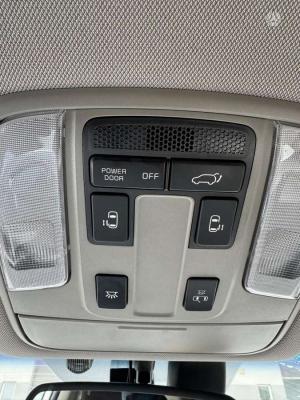 White Kia Carnival 2018 in Vilnius, with an engine capacity of 2.20 L and mileage of 216 thousand km for 10500 €, photo 22 on AUTOMOTO.COM.LV
