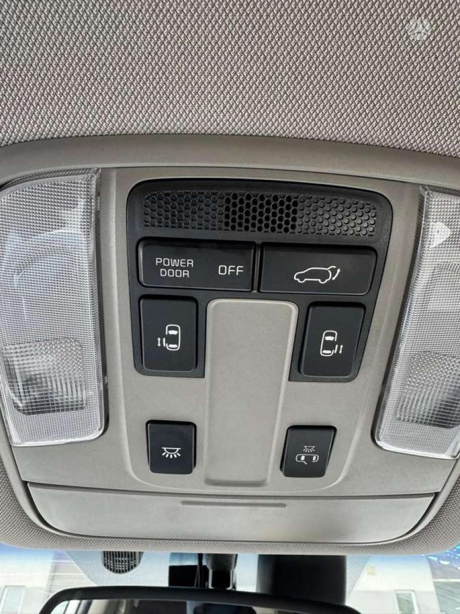 White Kia Carnival 2018 in Vilnius, with an engine capacity of 2.20 L and mileage of 216 thousand km for 10500 €, photo 22 on AUTOMOTO.COM.LV