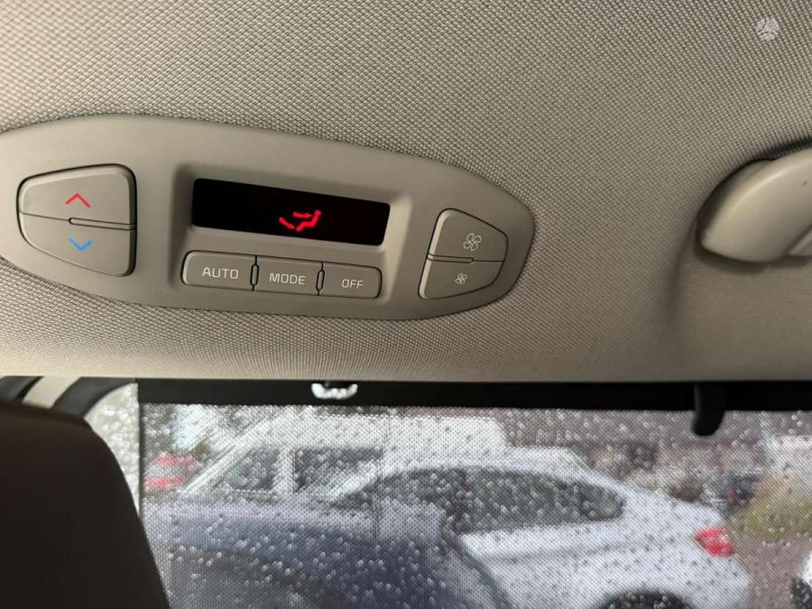 White Kia Carnival 2018 in Vilnius, with an engine capacity of 2.20 L and mileage of 216 thousand km for 10500 €, photo 23 on AUTOMOTO.COM.LV