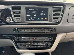 White Kia Carnival 2018 in Vilnius, with an engine capacity of 2.20 L and mileage of 216 thousand km for 10500 €, photo 24 on AUTOMOTO.COM.LV