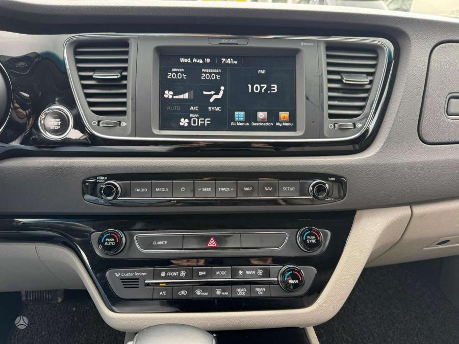 White Kia Carnival 2018 in Vilnius, with an engine capacity of 2.20 L and mileage of 216 thousand km for 10500 €, photo 24 on AUTOMOTO.COM.LV