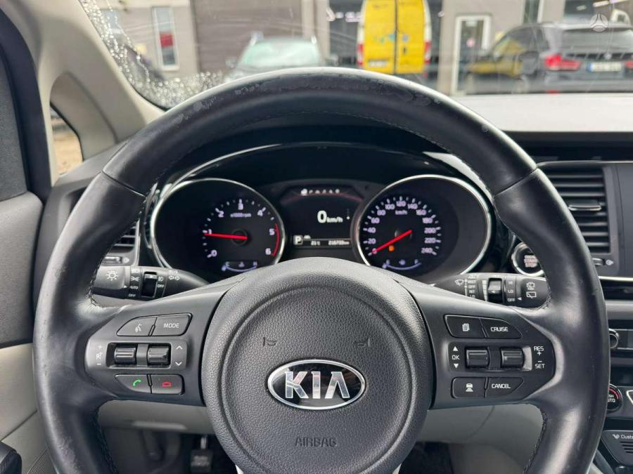 White Kia Carnival 2018 in Vilnius, with an engine capacity of 2.20 L and mileage of 216 thousand km for 10500 €, photo 25 on AUTOMOTO.COM.LV