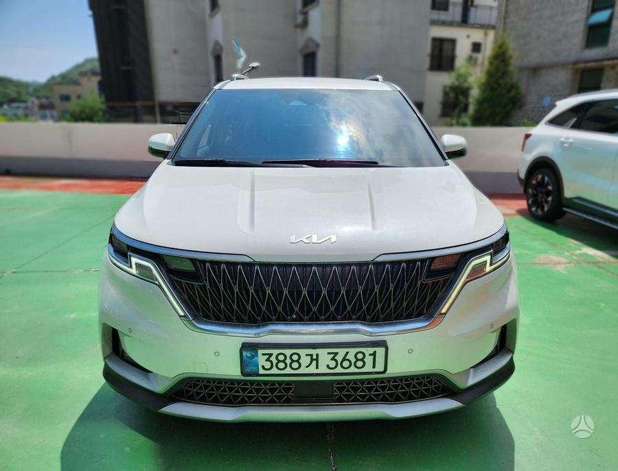 White Kia Carnival 2021 in Kaunas, with an engine capacity of 2.15 L and mileage of 152 thousand km for 19500 €, photo 1 on AUTOMOTO.COM.LV