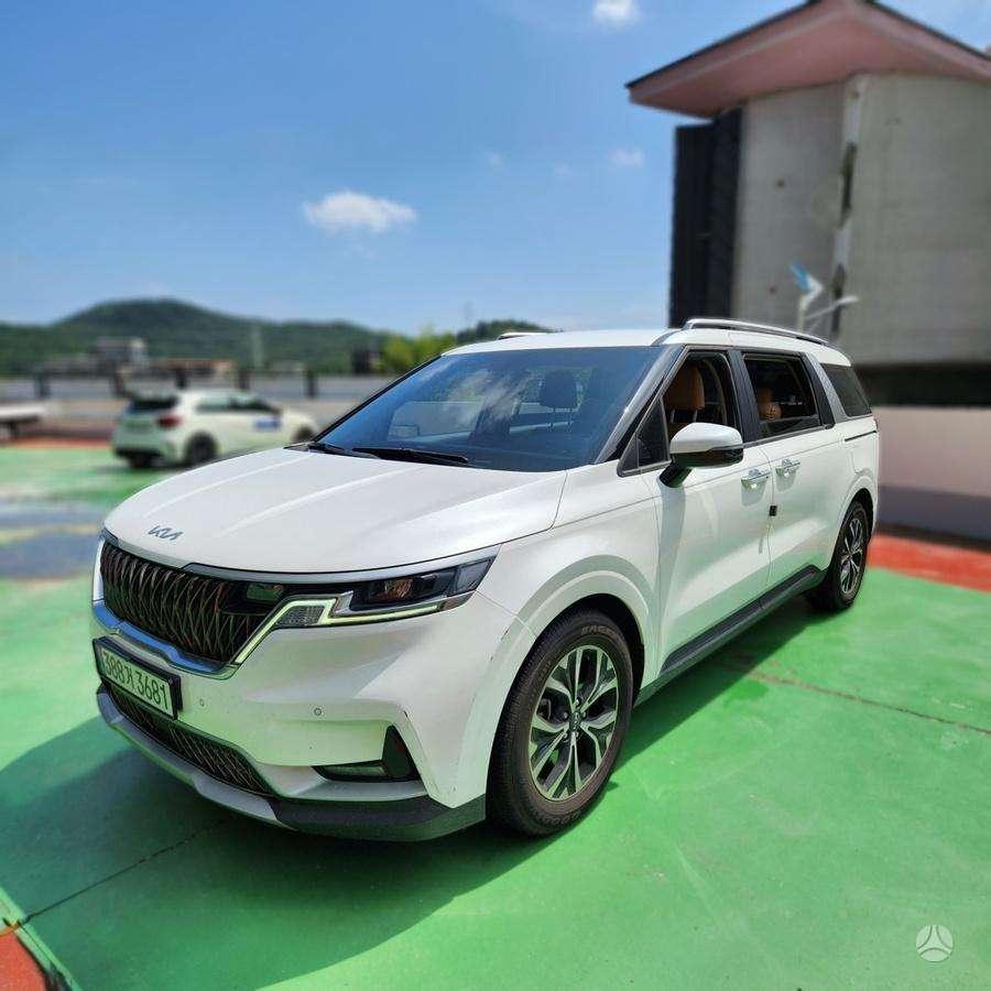 White Kia Carnival 2021 in Kaunas, with an engine capacity of 2.15 L and mileage of 152 thousand km for 19500 €, photo 3 on AUTOMOTO.COM.LV